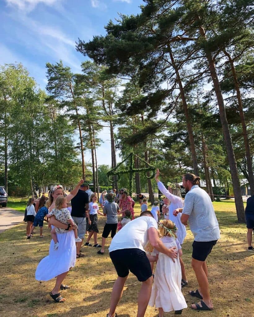 Fira midsommar på camping 2025 | Boka stuga & camping | First Camp